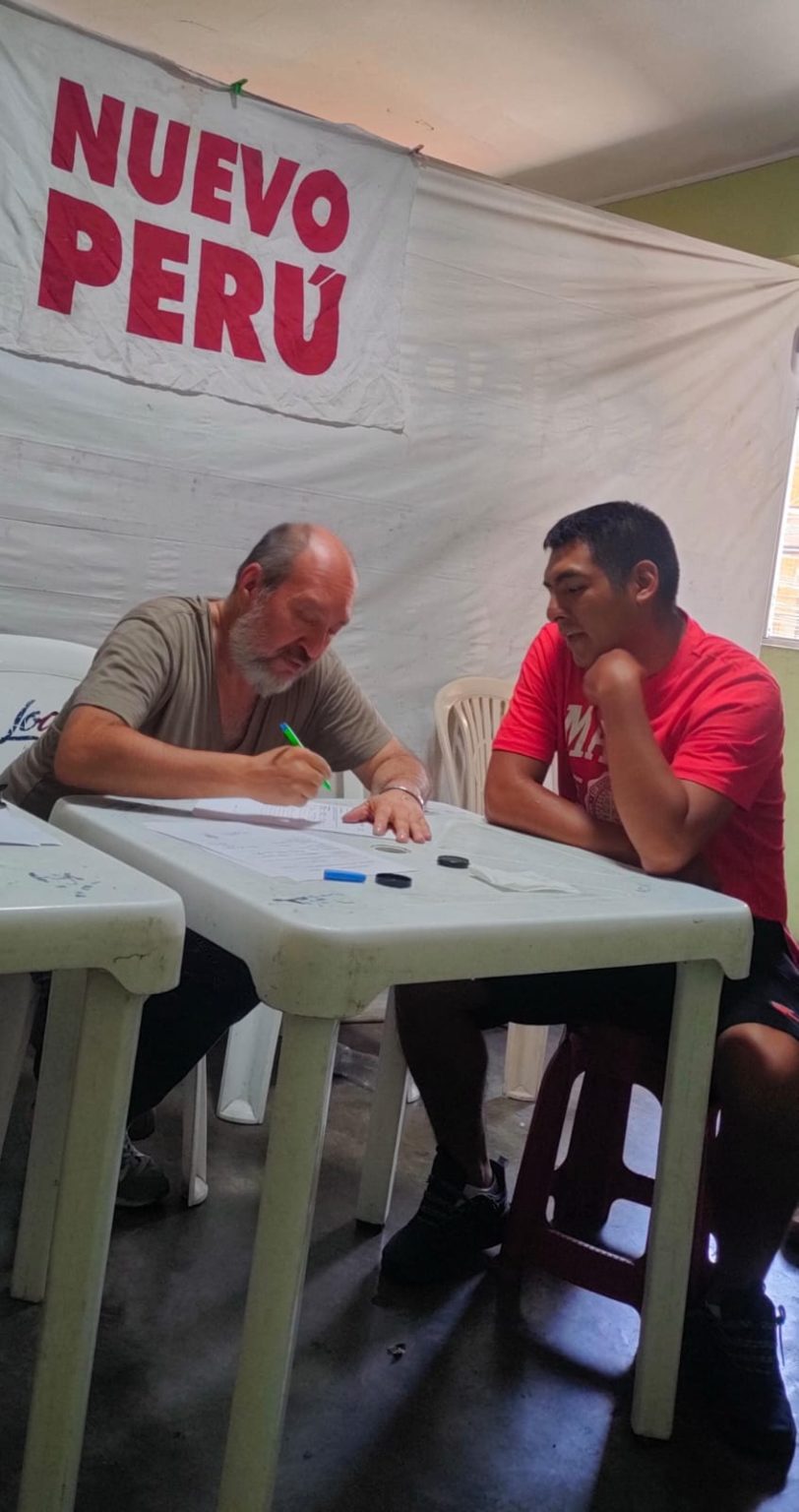 JORGE ESCALANTE, MIEMBRO DE LA COMISIÓN POLÍTICA DEL PARTIDO, INVITANDO ...